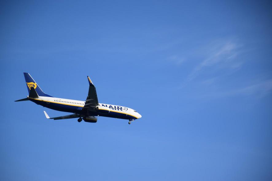 Avión a punto de aterrizar, IBIZA
