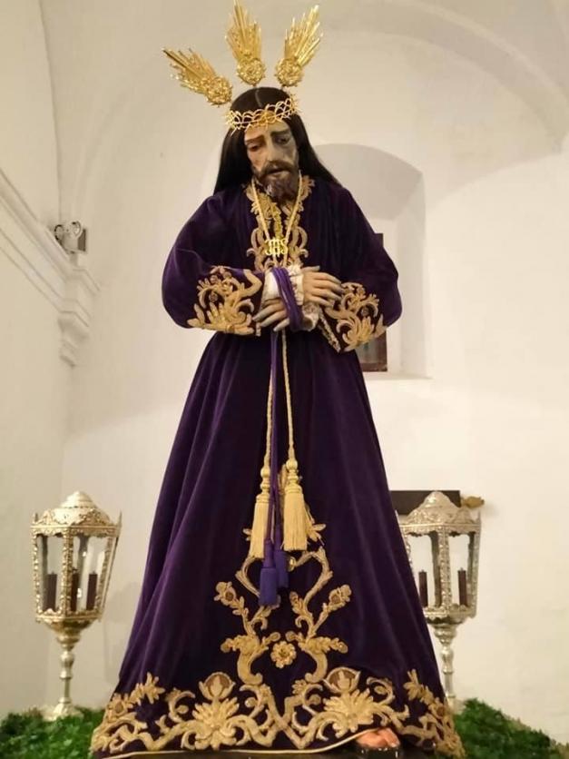 Nuestro Padre Jesus Nazareno ya en su trono, con su nueva corona en oro ...