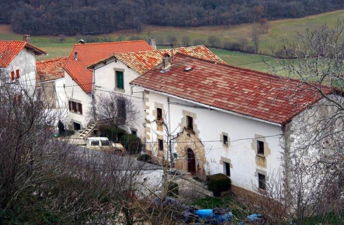 Calle del pueblo, LARUMBE (Navarra)