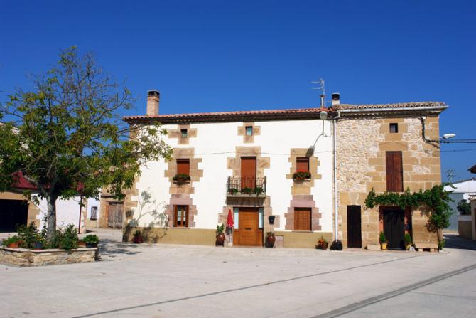 Plaza del pueblo, LEGARIA (Navarra)