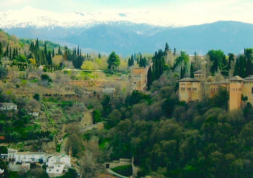 Desde el Albaicín, el Generalife y la Alhambra. Al fondo: Sierra Nevada ...