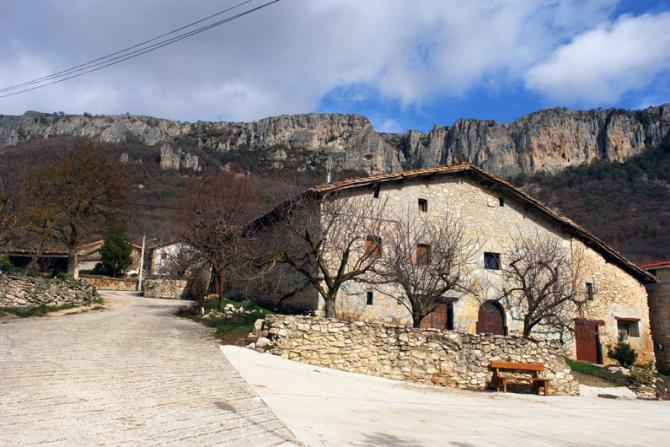 Casa y paisaje al fondo, ULIBARRI (Navarra)