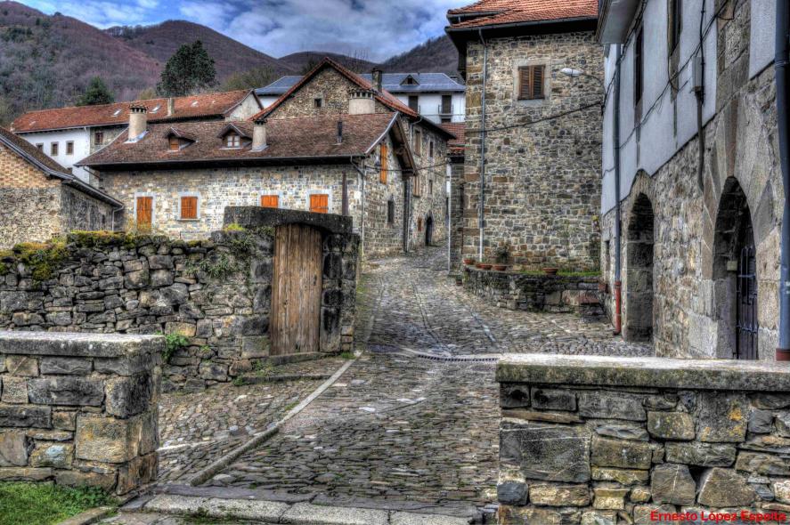 Saliendo del recinto de la Iglesia, ISABA (Navarra)