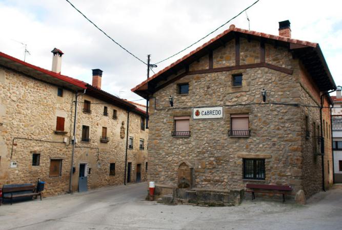 Casa con letrero, CABREDO (Navarra)