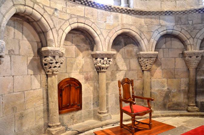 Detalle arcos bajos ciegos, CERVATOS (Cantabria)