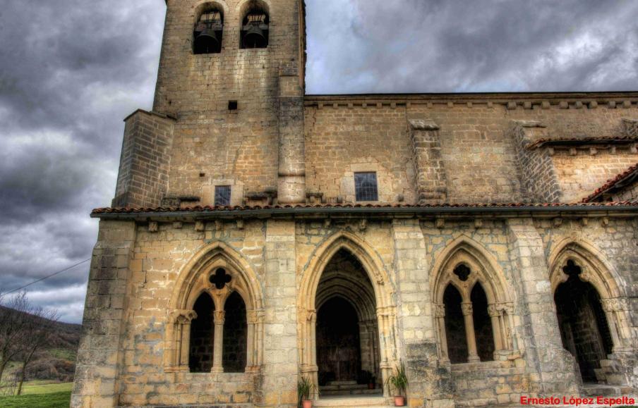 Entrada a la iglesia, LARUMBE (Navarra)