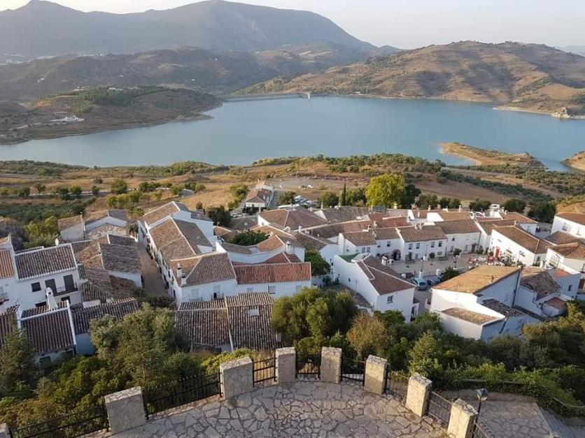 Panorámica del pueblo y del embalse, ZAHARA (Cádiz)
