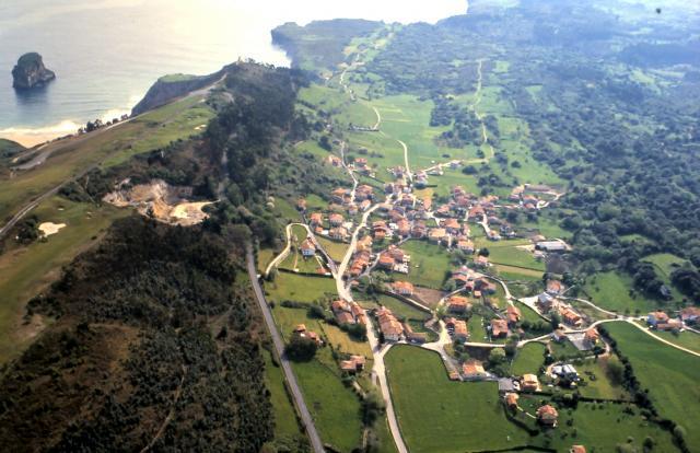 Vista aérea del pueblo, ANDRIN (Asturias)