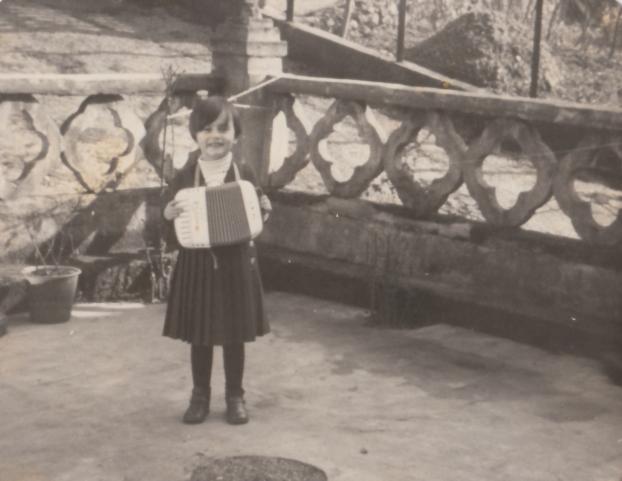 encarna y su acordeon, CARDEO (MIERES) (Asturias)