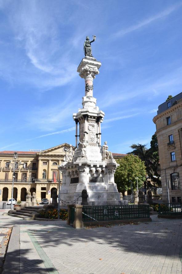 Monumento a los Fueros en el Paseo de Pablo Sarasate, PAMPLONA (Navarra)