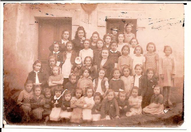 Dª Anuncia y alumnas, CARDEO (MIERES) (Asturias)