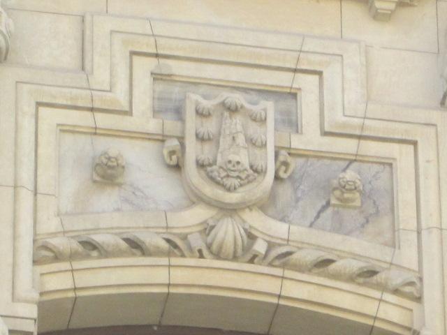 Escudo de la ciudad en la fachada del Cuartel General de la Armada de ...