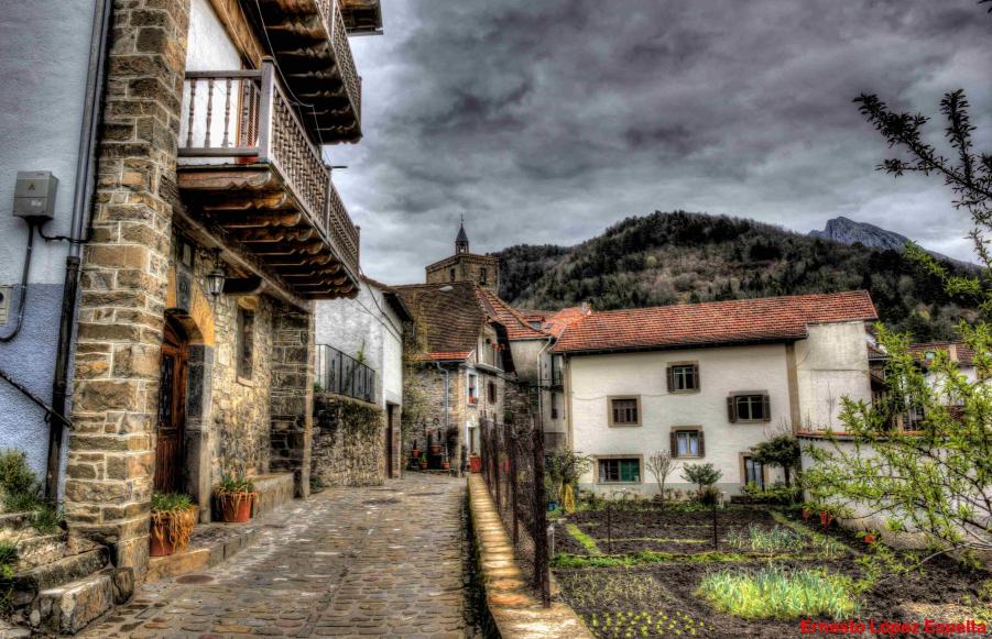 Pequeña mejana en pleno pueblo, ISABA (Navarra)